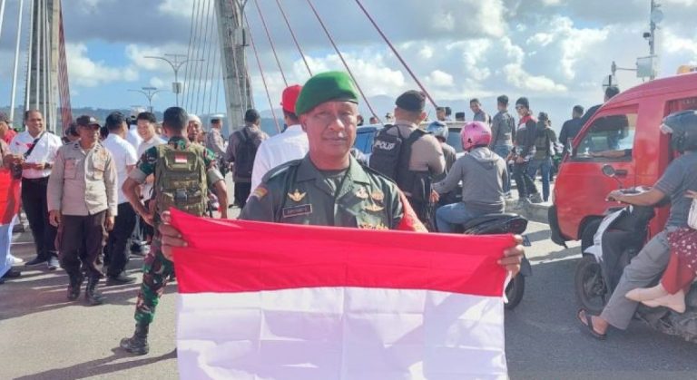 TNI Bersama Siswa Bagi Bendera Merah Putih – Kabartimurnews.com